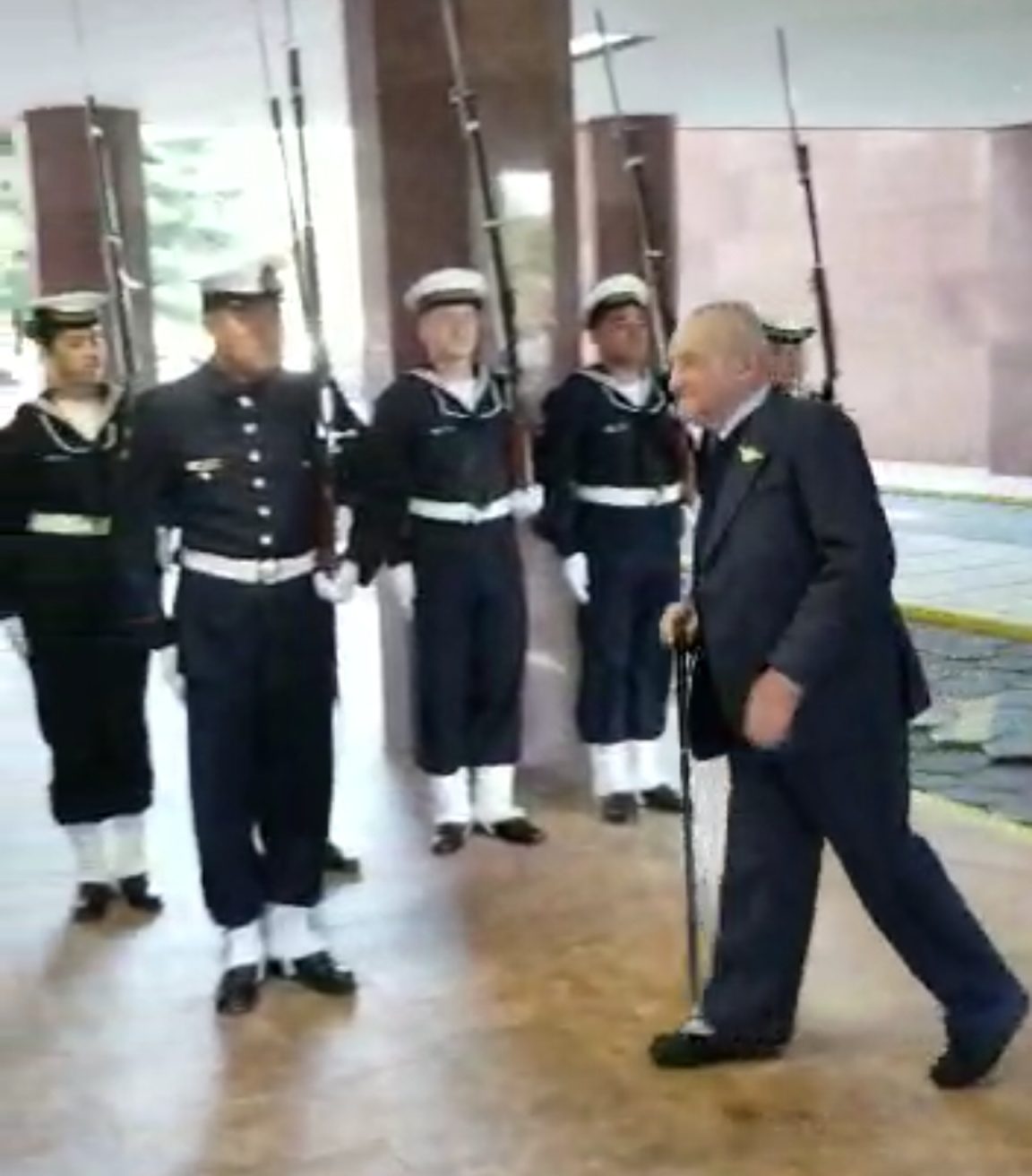 VIDEO: La Armada Argentina agasajó al vecino de San Isidro Ronnie Scott ...